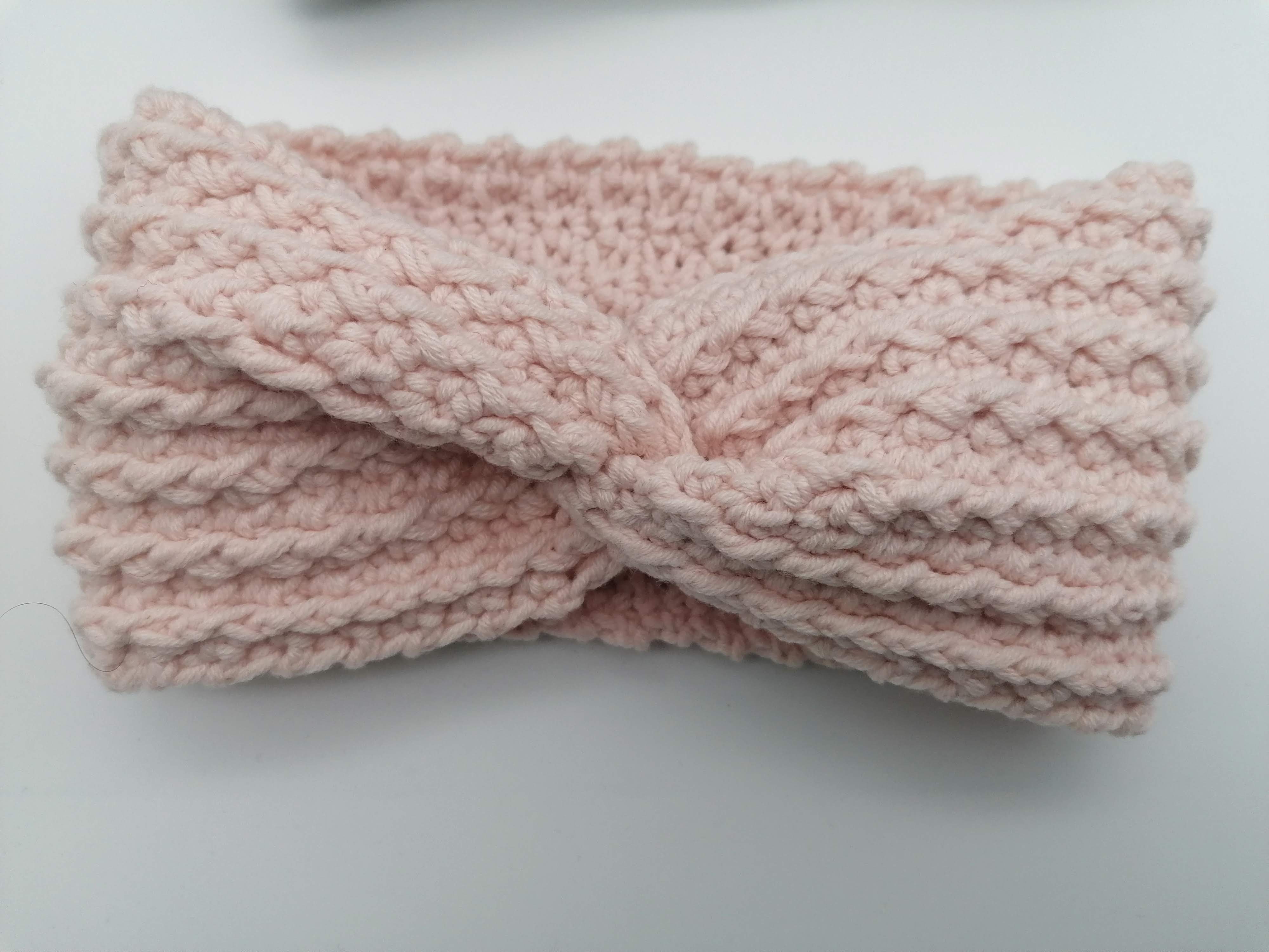 Beautiful Twisted Crochet Headband – free pattern – Crochet Studio